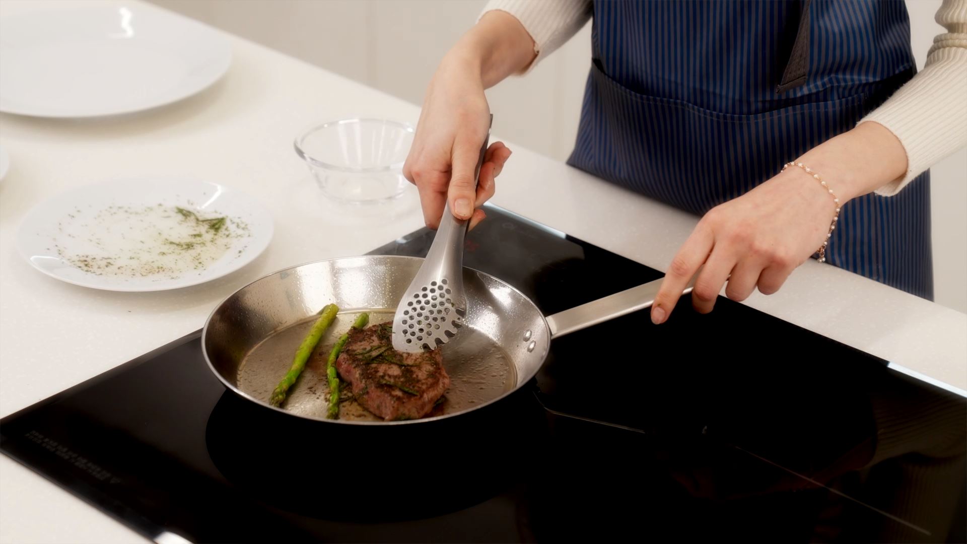 Takes only a minute to preheat. Easy cooking with ‘Iron Core’ - Gourmet ...